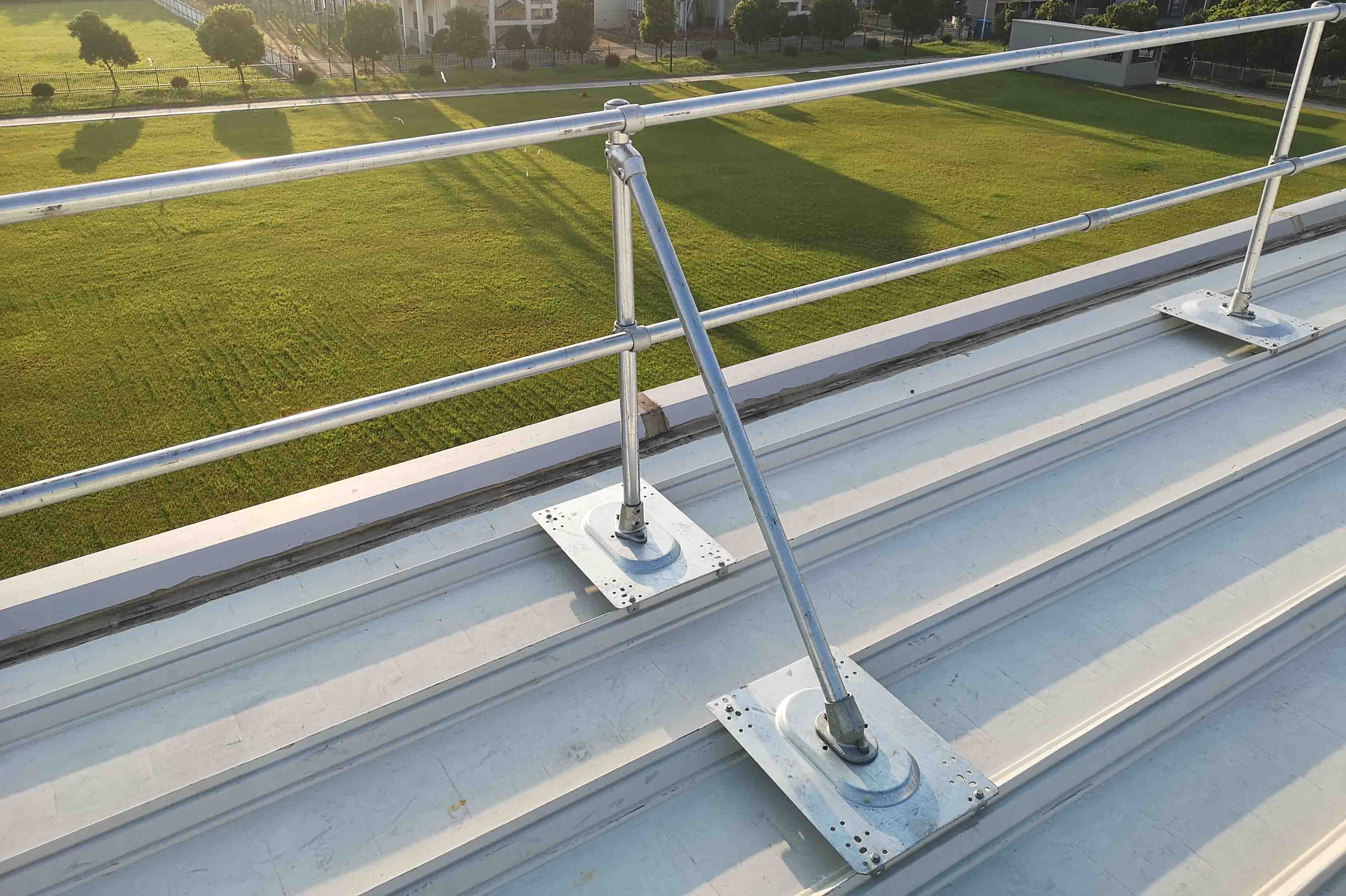 Kee Guard® Topfix Safety Railing for Metal Roofs - Rooftop Guardrail ...